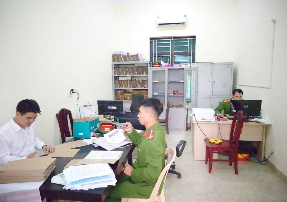 Công an xã Bình Định tích cực thực hiện cao điểm tổng rà soát làm sạch dữ liệu đăng kí phương ...